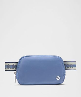 lululemon Everywhere G&uuml;rteltasche 1 l Logo mit Streifen - Gr&ouml;&szlig;e 1 l in Prep Blue/Coconut Ivory/Clubhouse Blue