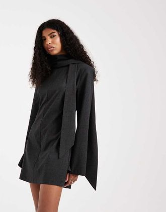 Asos Robe courte ajust&eacute;e avec rayures et d&eacute;tail foulard - Gris-Brown