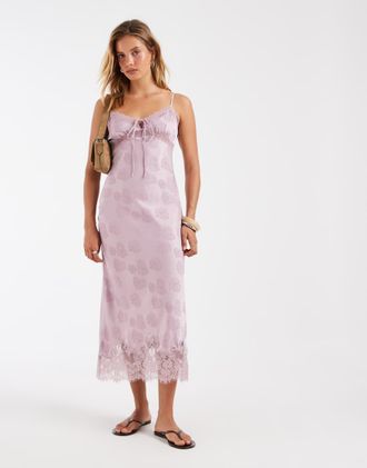 Kiss The Sky Kiss the Sky - Robe longue en jacquard avec d&eacute;tail en dentelle et liens nou&eacute;s devant - Prune poudr&eacute;-Violet
