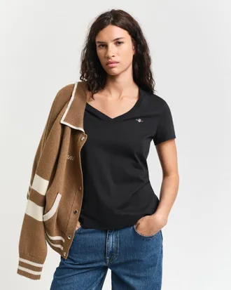GANT T-Shirt REG SHIELD KA V-NECK T-SHIRT mit einer kleinen Logostickerei auf der Brust