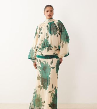 Asos Curve ASOS DESIGN Curve - Robe longue en mousseline drap&eacute;e avec col montant et d&eacute;tail foulard - Imprim&eacute; fleurs vertes-Multicolore