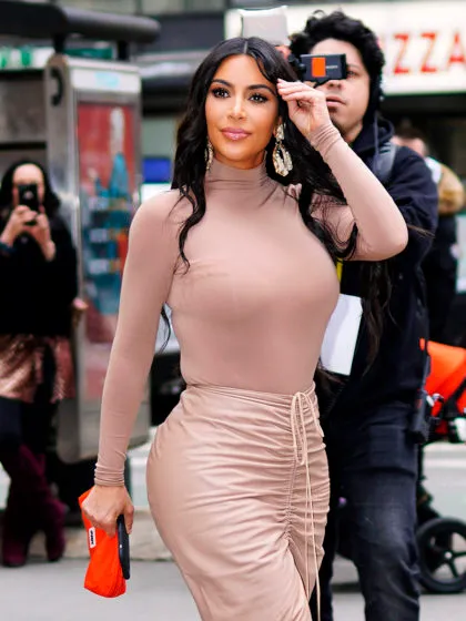 Kim Kardashian : comment porter les sous-vêtements de sa marque Skims avec style ?
