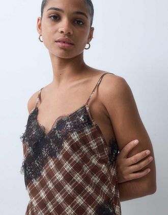 Wednesday's Girl Cami-Maxikleid im Slip-Stil mit Spitzendetails in braunem Tartan-Karo-Multi