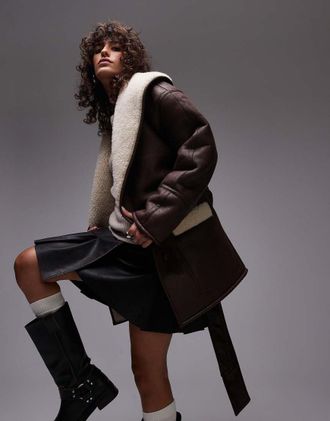 Topshop Jacke aus Wildlederlederimitat in Braun und Cremewei&szlig; mit Bindeg&uuml;rtel