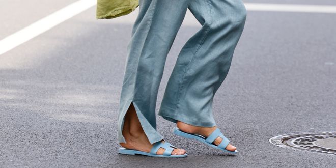 Influencer Gitta Banko trägt blaue Hermès Sandalen in Düsseldorf