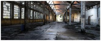 Wallario Poster - Alte Industriehalle leerstehend und einsam in Premiumqualität, Größe: 50 x 125 cm