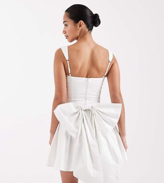 Tfnc Petite Bridal - Plissiertes Mini-Brautkleid in Elfenbein mit Korsettdetail und Schleife am R&uuml;cken-Wei&szlig;