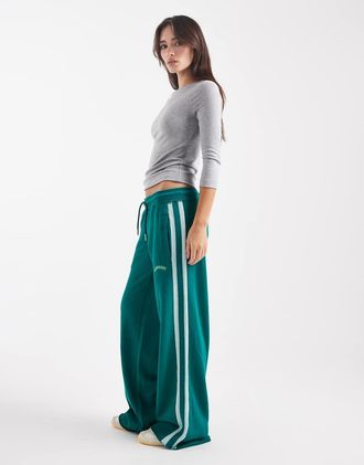 Superdry Athletic Essentials - Gerade geschnittene Jogginghose in Alpine Green mit Logo-Gr&uuml;n