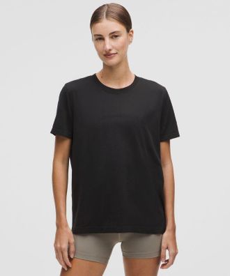 lululemon Swiftly Relaxed Kurzarmshirt e Passform f&uuml;r Frauen - Gr&ouml;&szlig;e 10 in Black