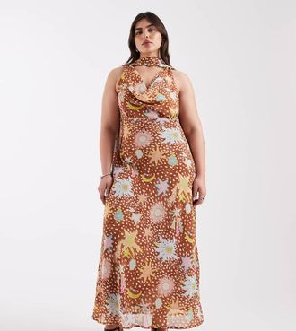 Never Fully Dressed Plus Robe longue en mousseline &agrave; col b&eacute;nitier et foulard - Imprim&eacute; &eacute;toiles et daim-Brown