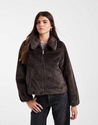 Vero Moda manteau court en fausse fourrure souple marron chocolat