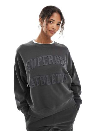 Superdry Athletic Essentials - Sweatshirt in Anthrazit mit Rundhalsausschnitt und farblich abgestimmter Applikation-Grau