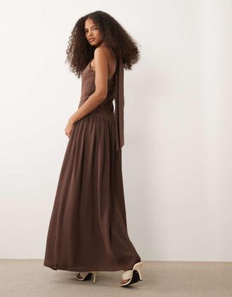 Pretty Lavish Isadora - Robe longue dos nu ajust&eacute;e &agrave; taille basse - Marron
