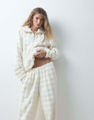 Loungeable haut cocooning &agrave; col zipp&eacute; et pantalon large coordonn&eacute; couleur cr&egrave;me-Blanc
