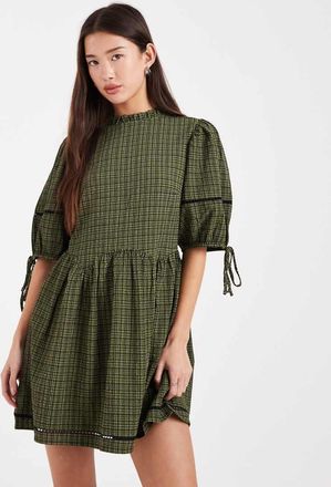 Wednesday's Girl Kurzes H&auml;ngerkleid in Gr&uuml;n kariert mit Textur