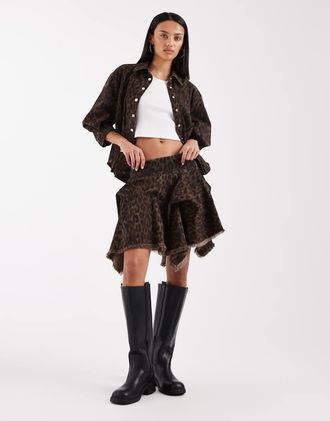 AllSaints Crissy - Mini-jupe en jean &agrave; ourlet en pointe et imprim&eacute; l&eacute;opard - Marron-Brown