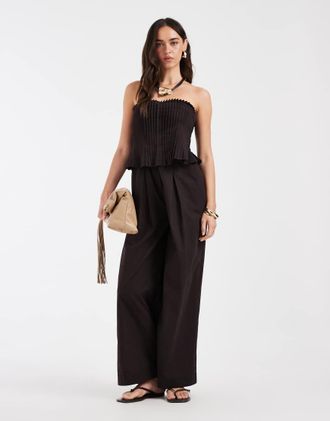 Asos Combinaison bandeau en lin et coton avec corsage &agrave; plis serr&eacute;s - Marron chocolat