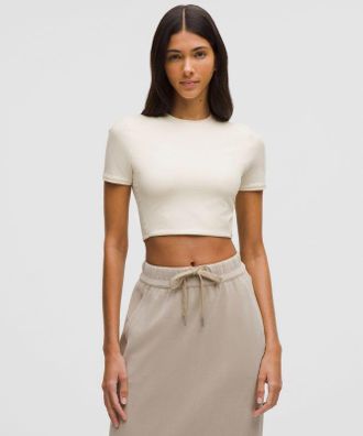 lululemon Crop-T-Shirt mit Rundhalsausschnitt für Frauen - Größe XL in Light Ivory