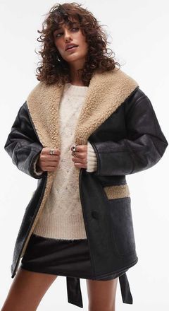 Topshop Jacke aus Kunstleder in Schwarz mit G&uuml;rtel und Lammfellimitat in Creme