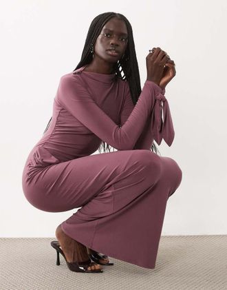 Asos robe longue &agrave; col montant avec manches &agrave; poignets nou&eacute;s couleur baie-Rouge