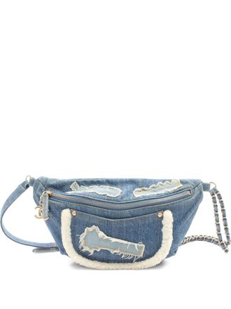 Chanel sac port&eacute; &eacute;paule en jean (2019) - Bleu