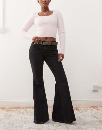 Monki Kikki - Stark ausgestellte Jeans aus Komfort-Stretch in schwarzer Waschung mit niedrigem Bund