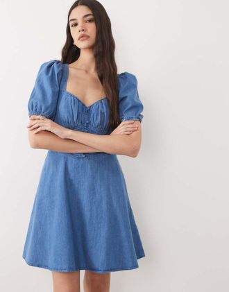 Nobody's Child Tulla - Mini-Jeanskleid in mittelblauer Waschung mit Herzausschnitt und Puff&auml;rmeln