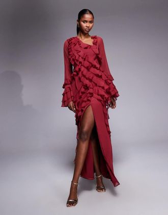 Asos Asymmetrisches, gestuftes, weiches Chiffon-Maxikleid in Burgunderrot mit R&uuml;schen und langen &Auml;rmeln