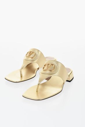 Valentino Zehensandalen aus Lam&eacute;-Leder mit Front-Monogramm Valentino
