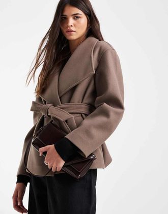 Vero Moda veste courte habill&eacute;e &agrave; col chemin&eacute;e avec ceinture marron chocolat