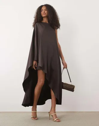 Forever New robe courte en satin &agrave; une manche et ourlet asym&eacute;trique couleur chocolat-Marron