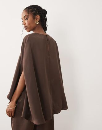 Pretty Lavish Breya - Satin-Oberteil in Schokobraun mit geschlitzten &Auml;rmeln, Kombiteil