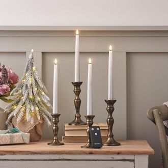 Lights4fun 4er Set LED TruGlow Weihnachtskerzen Silber Stabkerzen mit Fernbedienung und Timer Weihnachtsdeko Tischdeko Weihnachten Tafelkerzen Weihnachten