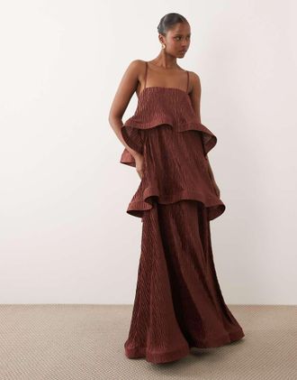Asos Robe longue pliss&eacute;e coupe trap&egrave;ze en zigzag &agrave; volants &eacute;tag&eacute;s - Chocolat-Marron
