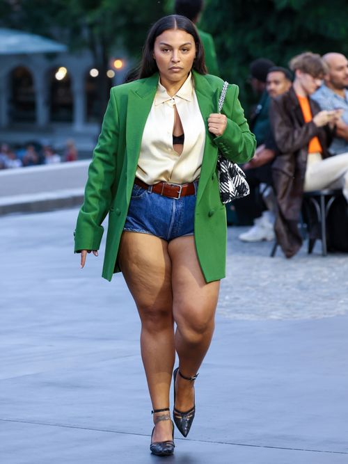 Curvy Model Paloma Elsesser läuft für Designer Ami auf der Paris Fashion Week