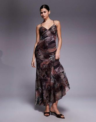 Asos Schr&auml;g geschnittenes Kleid mit Meerjungfrauensaum, zweilagigem Detail am Dekollet&eacute; in abstraktem Design-Bunt