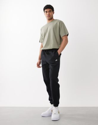 Nike Club - Pantalon de jogging resserr&eacute; aux chevilles en polaire - Noir