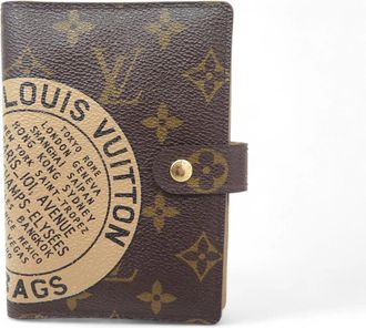 Louis Vuitton Portemonnaie - LOUIS VUITTON PM MONOGRAM TRUNKS & BAGS TAGEBUCHDE - Gr. unisize - in Braun - f&uuml;r Damen