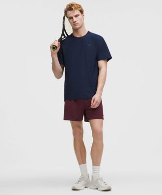 lululemon Tennisshorts mit Mesheins&auml;tzen f&uuml;r M&auml;nner - 13 cm - Gr&ouml;&szlig;e 2XL in Burgundy Bay