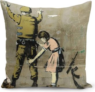 Fabulous Kissen Kissenbezug 40x40 cm Banksy Mädchen Soldat Suche Waffe Graffiti Street Art