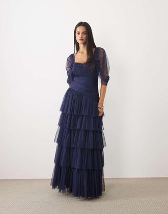 Lace & Beads robe longue en tulle &agrave; &eacute;paules tombantes asym&eacute;trique avec d&eacute;tail volant&eacute; bleu marine