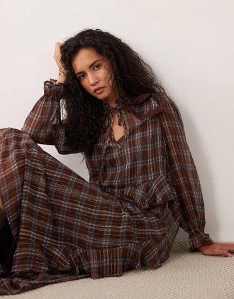 Wednesday's Girl lang&auml;rmliges Midaxi-Kleid mit R&uuml;schen und Spitzendetail in braunem Tartan-Multi