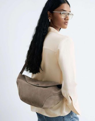 & Other Stories sac bandouli&egrave;re grand en daim premium couleur taupe-Blanc