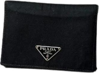 Prada Portefeuille compact en nylon pr&eacute;-poss&eacute;d&eacute; - Femme - Pre-owned - Noir - Taille: ONE Size
