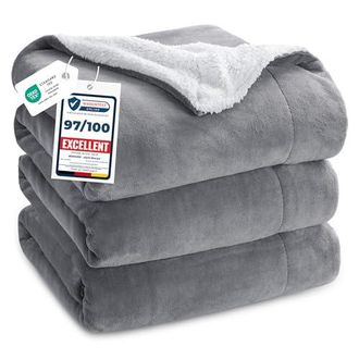 Bedsure Super Soft, Plaid Polaire 230x270 Couverture - Couvre Lit 2 Personnes Gris, Jete de Canape Grande Taille, Plaid Canapé Sherpa Doux et Chaude