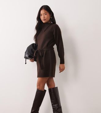 Vero Moda Petite lang&auml;rmliges gestricktes Minikleid mit Schlitz-Ausschnitt und Bindeg&uuml;rtel in Schokobraun