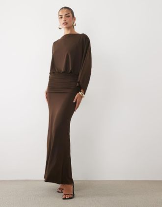 Pretty Lavish robe longue drap&eacute;e &agrave; encolure bateau et manches chauve-souris, couleur chocolat-Marron