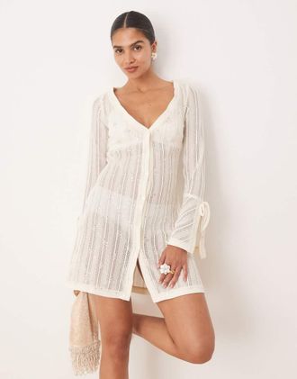 Amy Lynn Verziertes Mini-Strickkleid in Cremeweiß mit durchgehender Knopfleiste