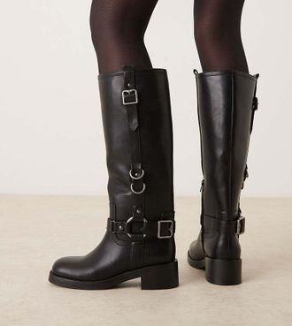 Asos Wide Fit - Cobra - Kniehohe Stiefel in Schwarz mit silberfarbenen Metall-Details, Riemen und Schnallen, weite Passform