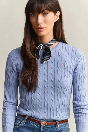GANT Strickpullover STRETCH COTTON CABLE C-NECK mit Logostickerei auf der Brust